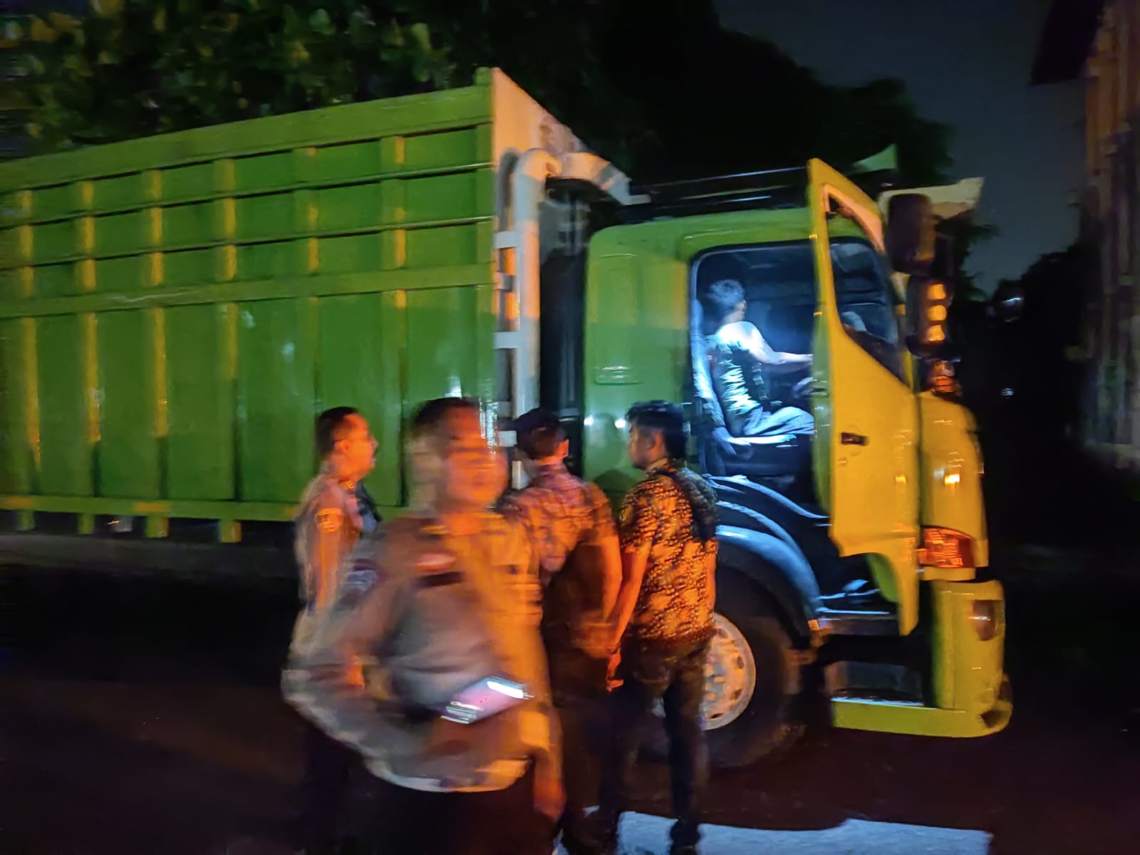 Truk Pengangkut Batu Bara Ilegal di Jalan Lintas Sumatera Muara Meo ... Truk Pengangkut Batu Bara Ilegal di Jalan Lintas Sumatera Muara Meo ...