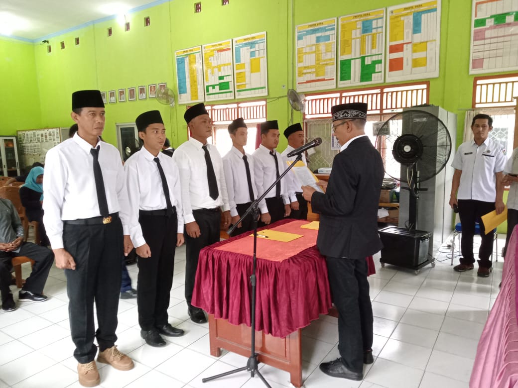 Optimalkan Pelayanan, Kades Karang Endah Gelumbang Lantik 6 Perangkat ...